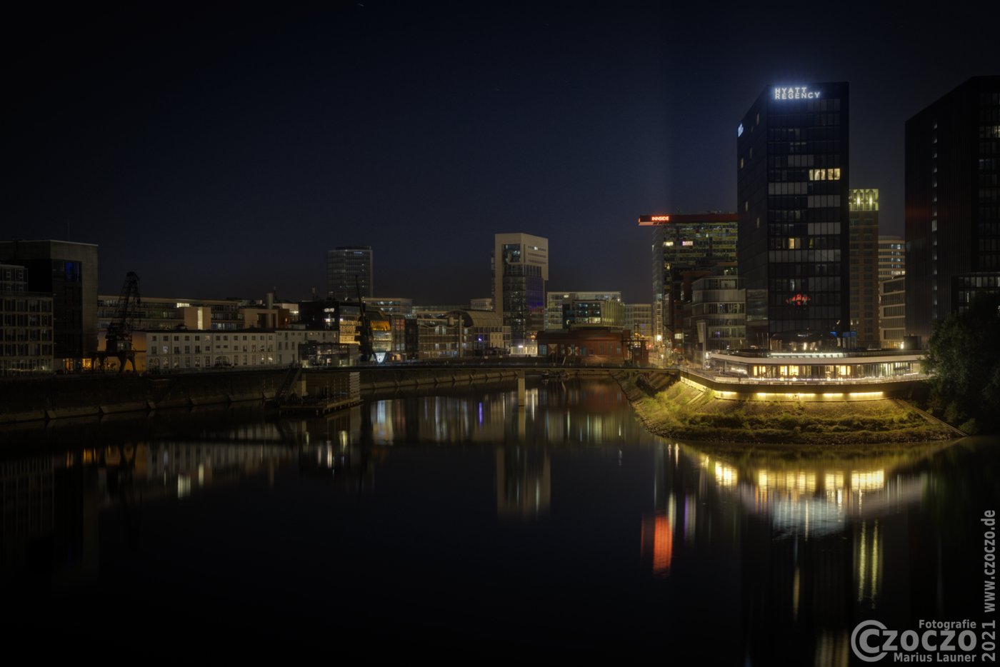 Spiegelung - DEZEMBER 2021 - https://czoczo.de