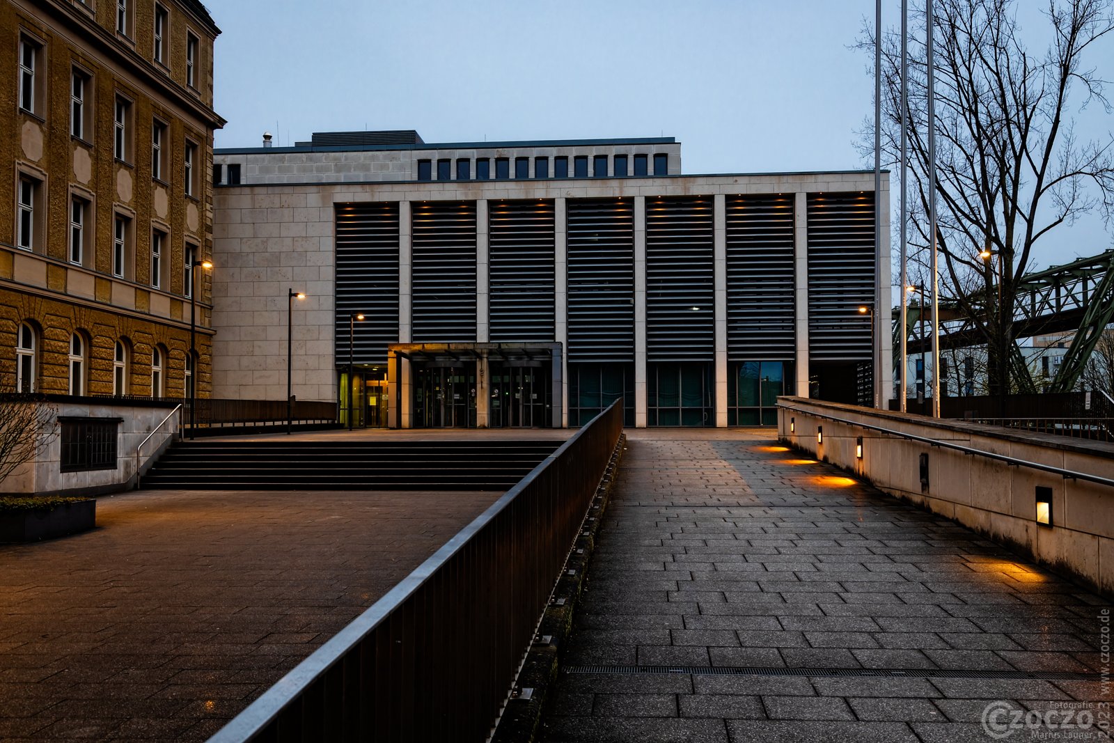 vor dem Landgericht - https://czoczo.de